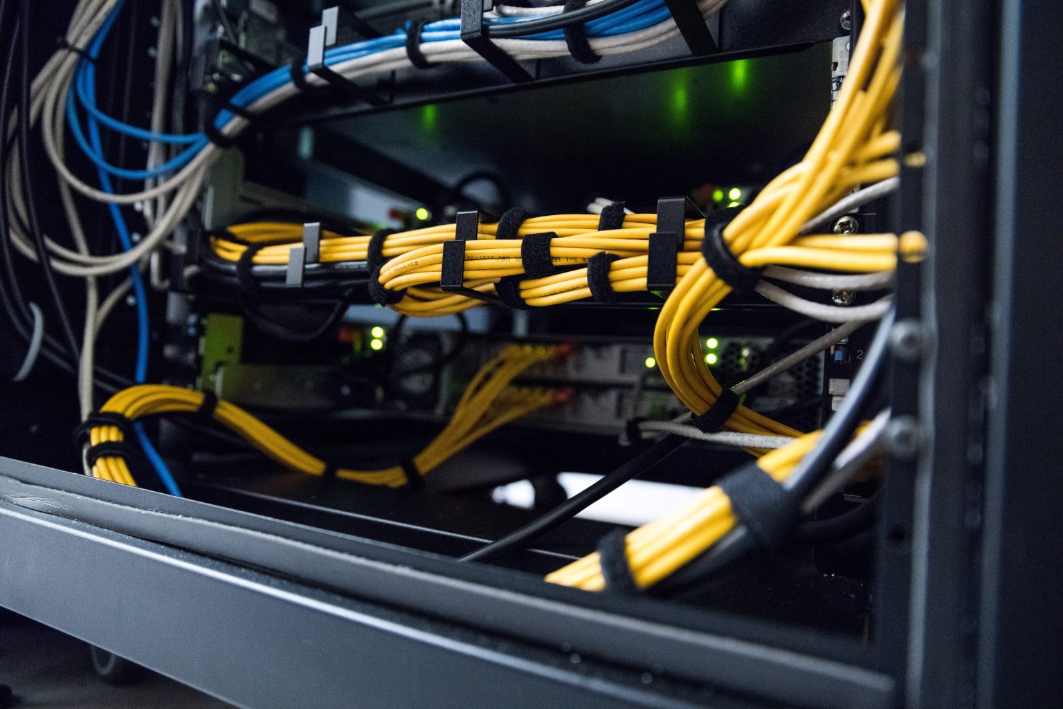 4 most common problems with data centre cabling - COMET TECHNOLOGY